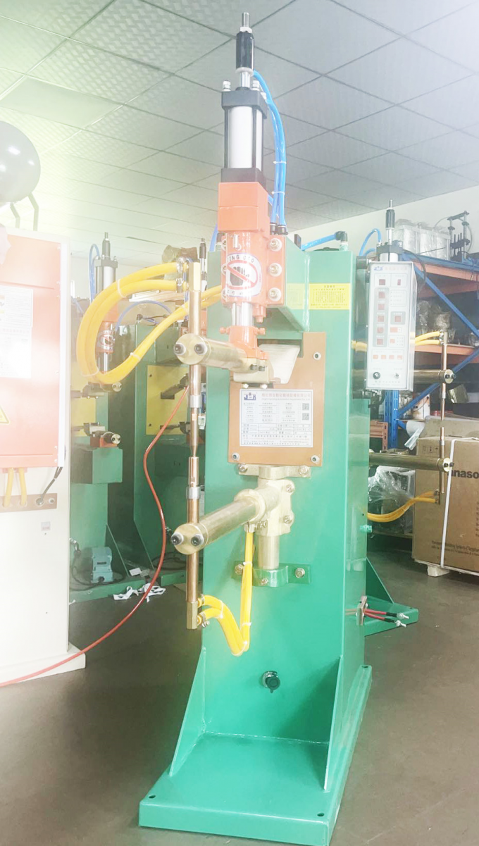 Small pneumatic spot welder For sheet metal spot welding of box frame